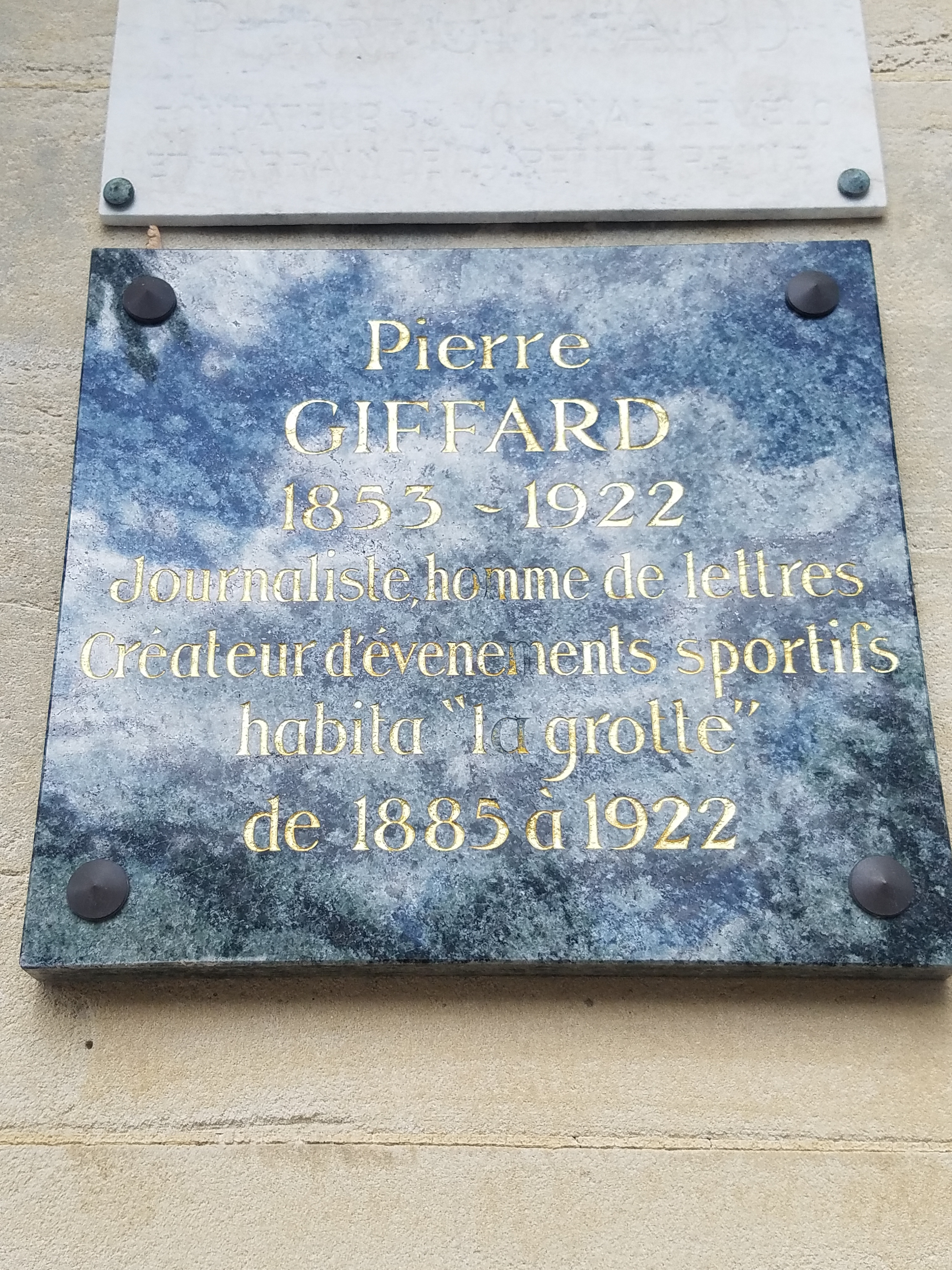 Plaque commémorative de Pierre Giffard - Destination Yvelines